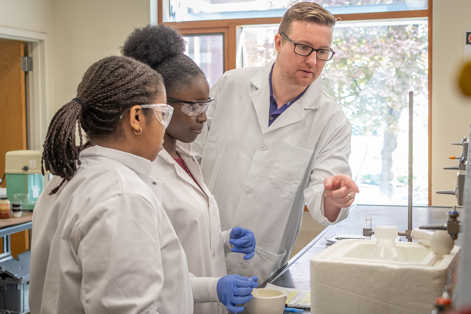 Professor Spratt gives high school biotechnology students a college lab ...